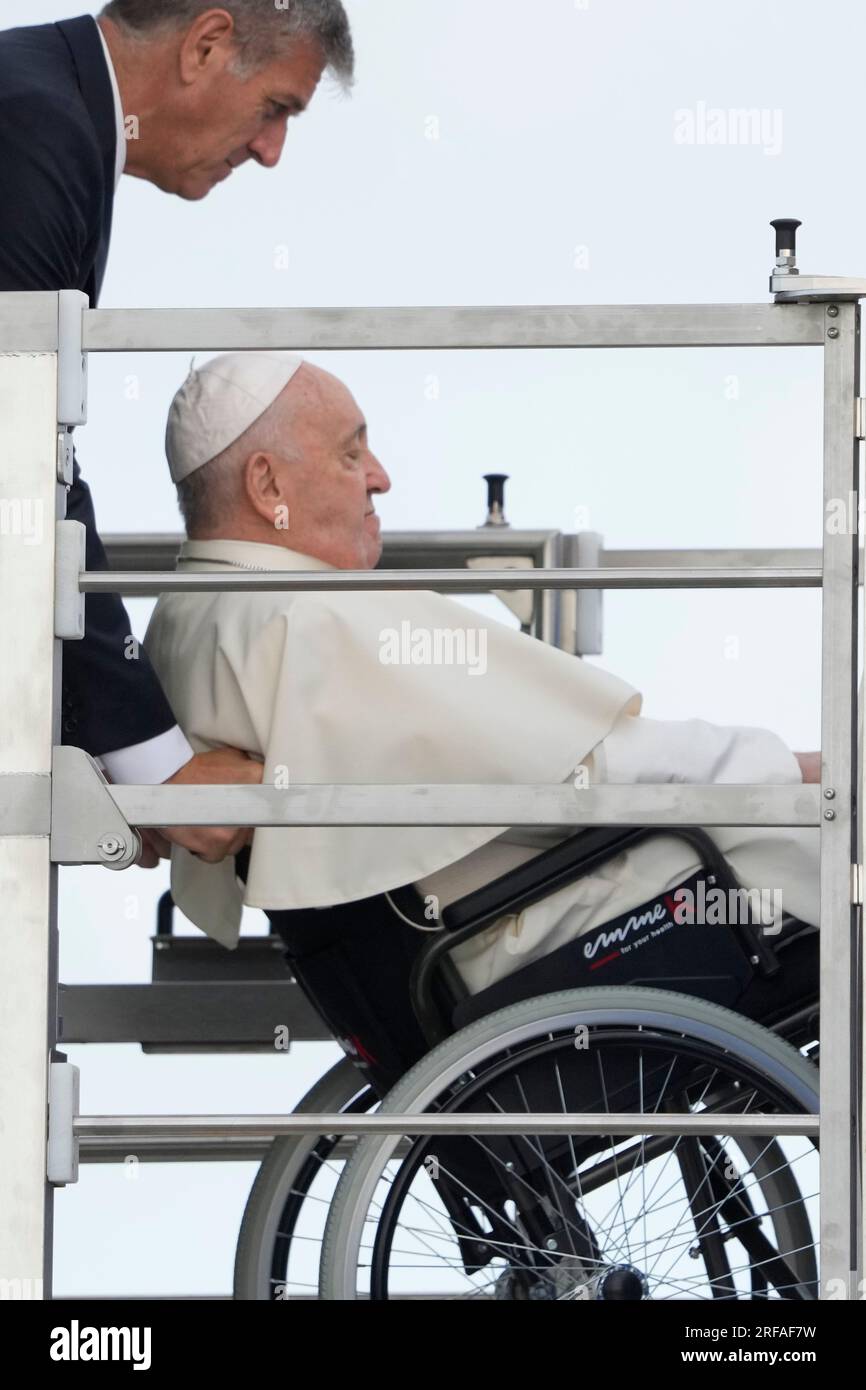 Pope Francis beards his flight at Rome's Leonardo da Vinci ...