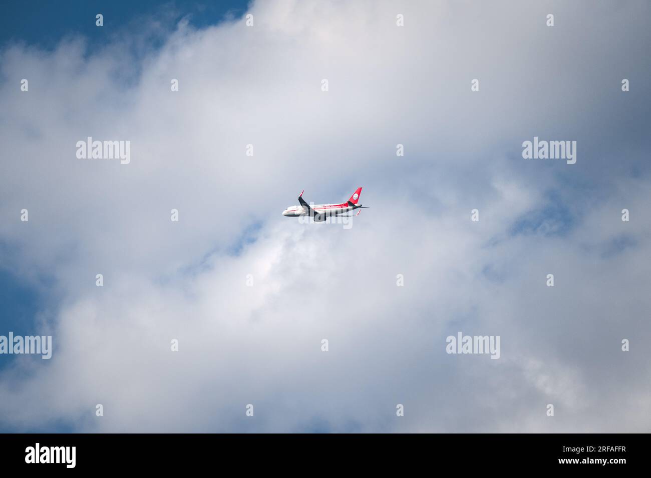 Clear sky city airplane Stock Photo - Alamy