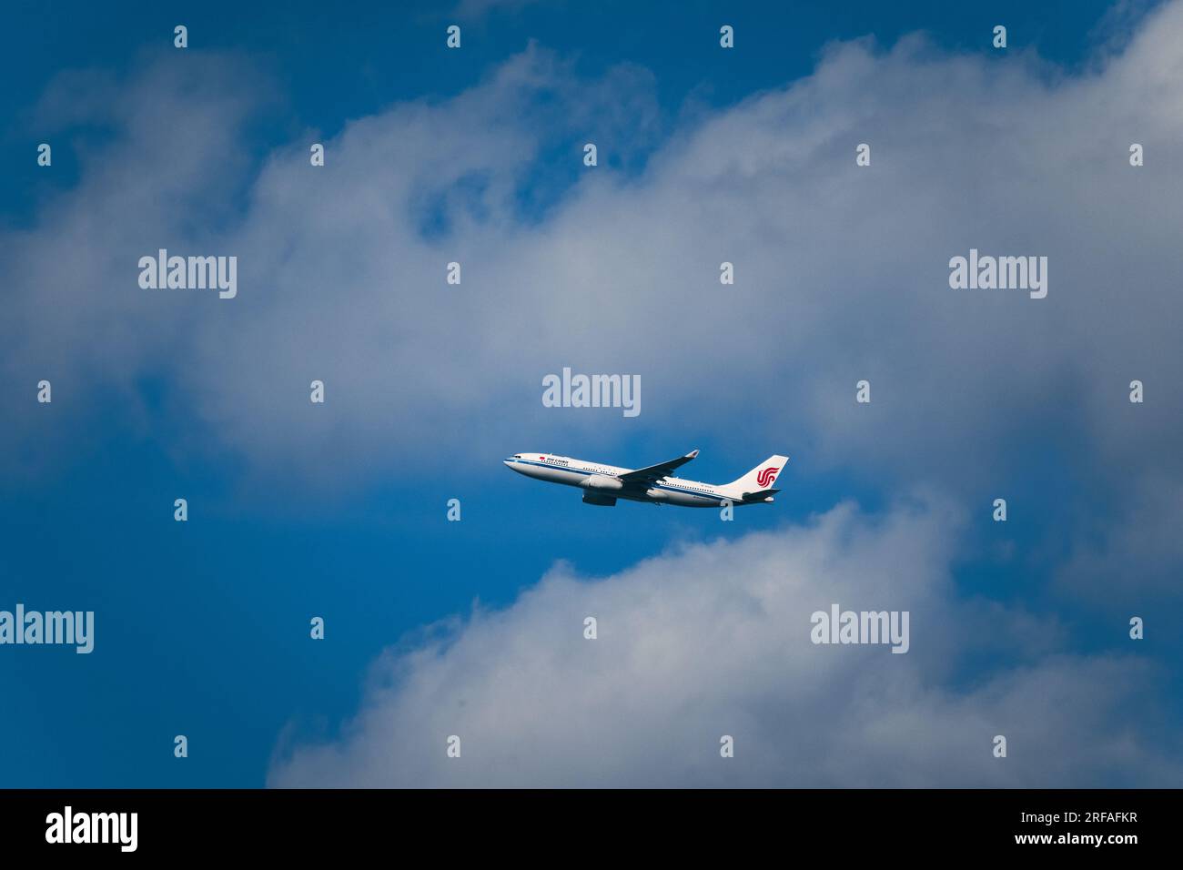 Clear sky city airplane Stock Photo - Alamy