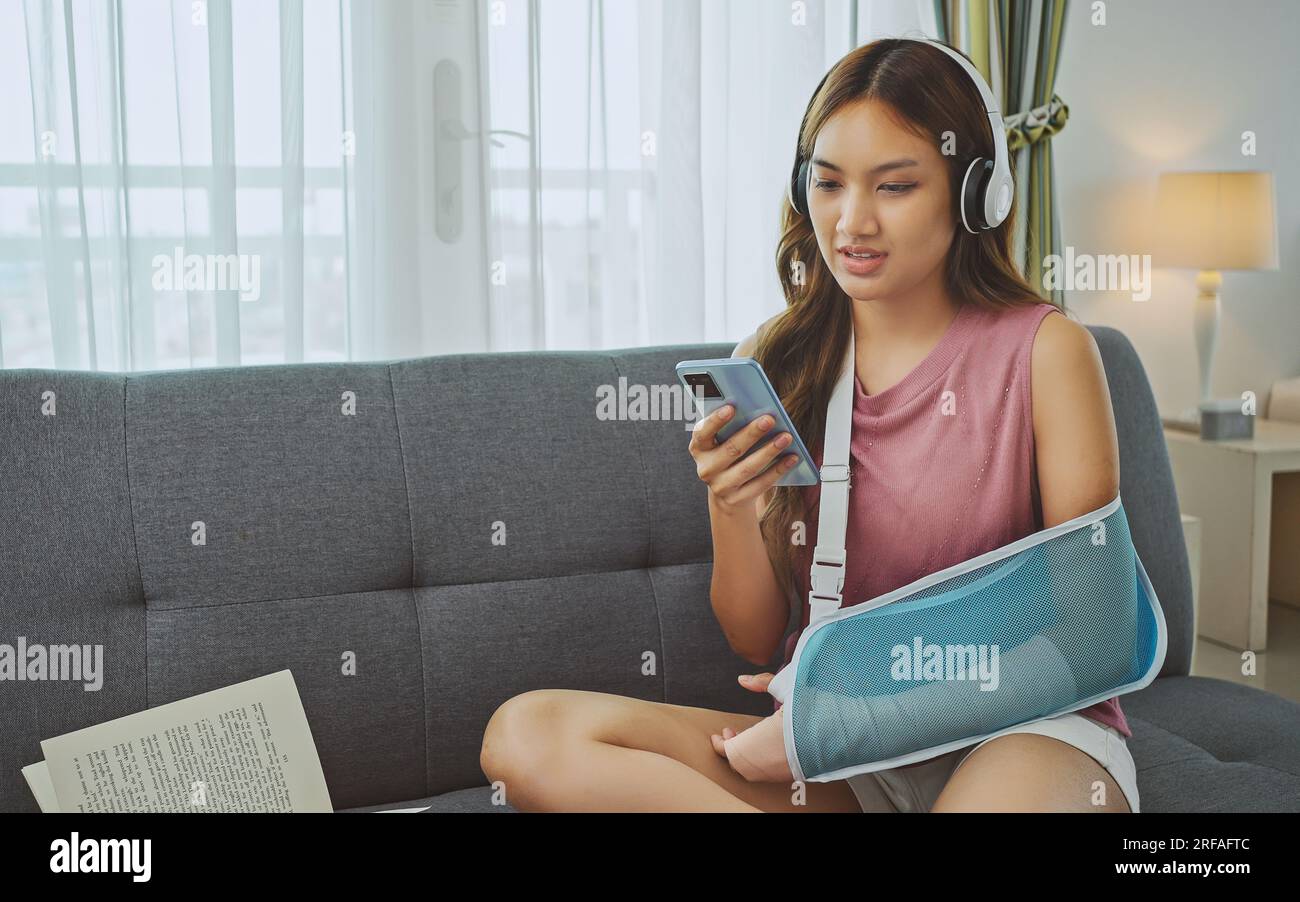 Hand splint hi-res stock photography and images - Alamy