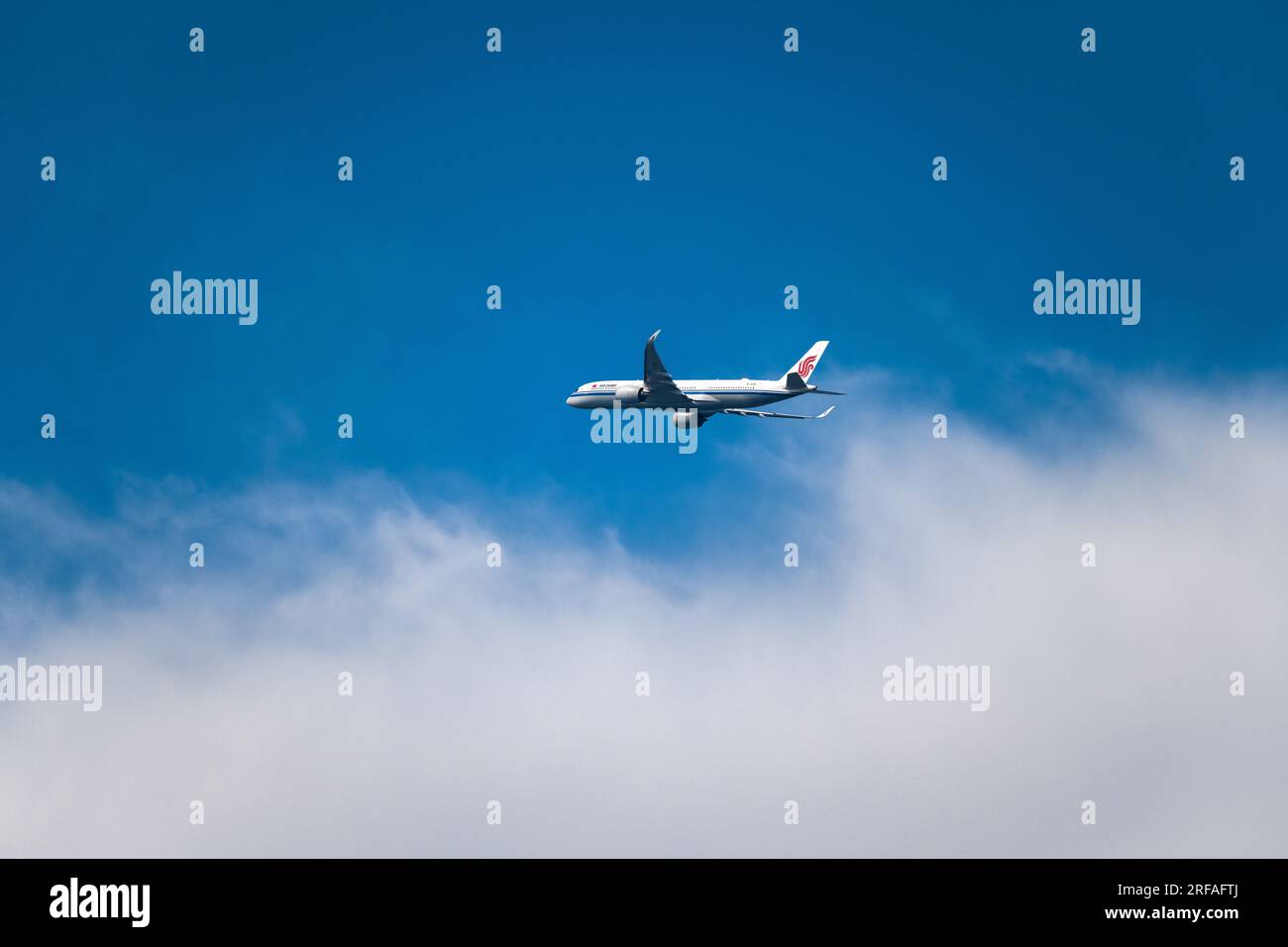 Clear sky city airplane Stock Photo - Alamy