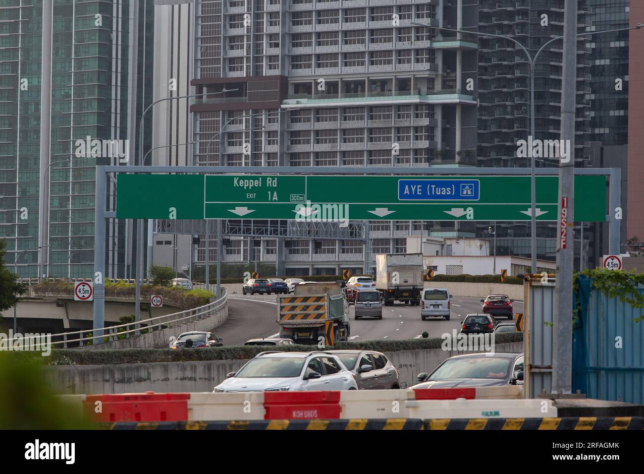 Two way traffic on Singapore highway. Always be nice to other drivers ...