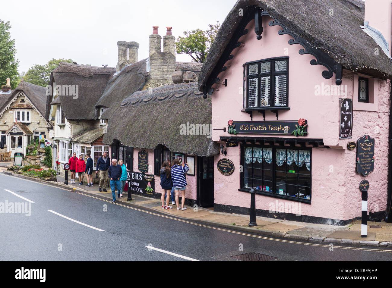 The picturesque thatched roofs in Shanklin Old Village in the Isle of ...