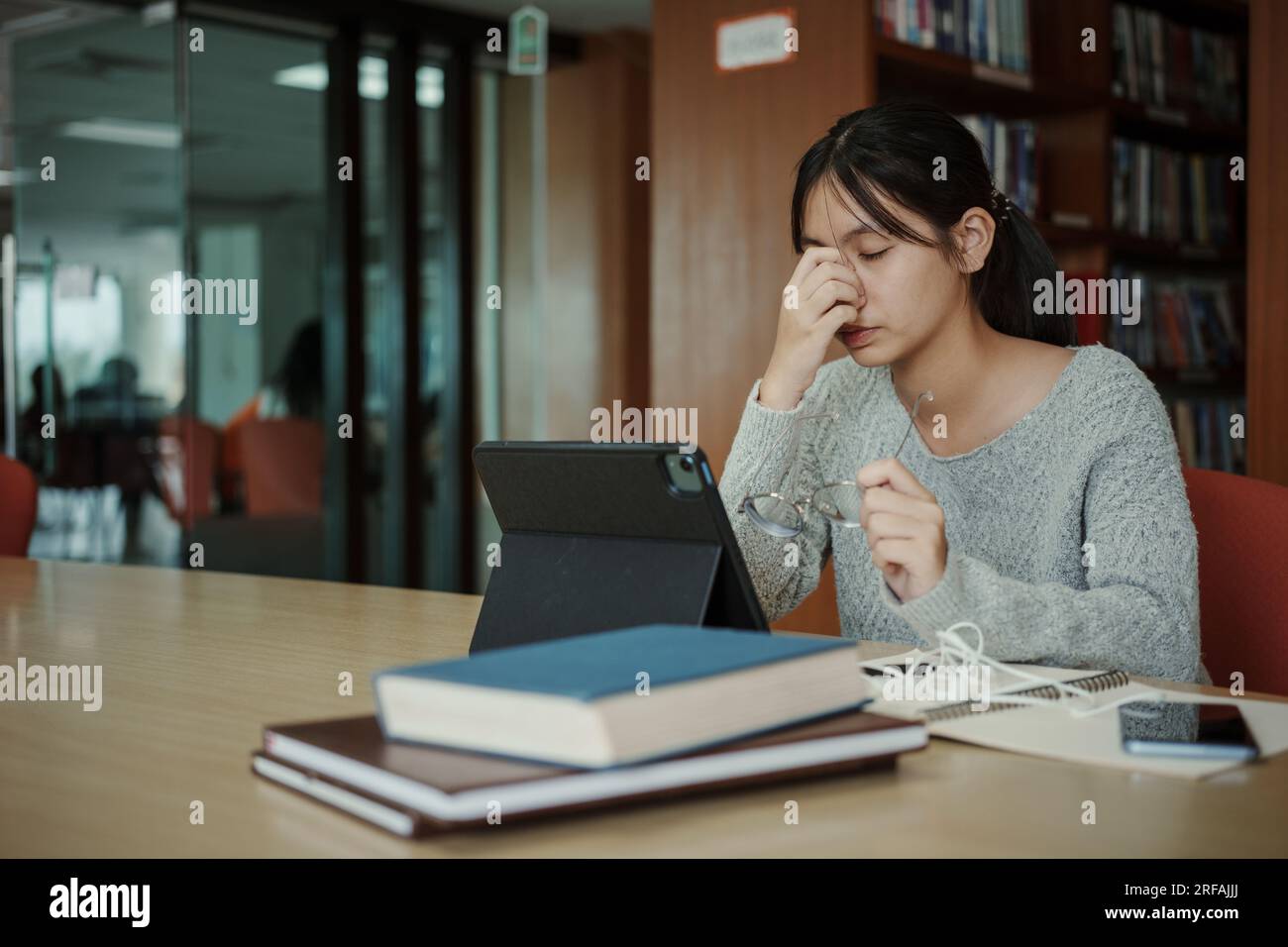 Asian girl library hi-res stock photography and images - Alamy