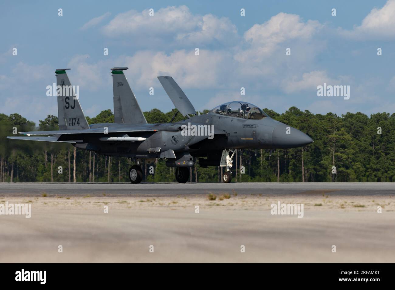 U.S. Air Force F-15E lands at Marine Corps Air Station Cherry Point ...