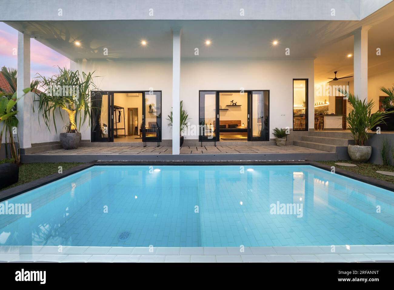 Modern villa night hi-res stock photography and images - Alamy