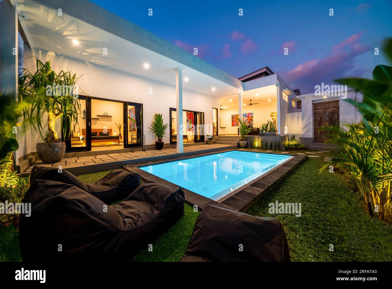 Beautiful modern villa garden hi-res stock photography and images - Alamy
