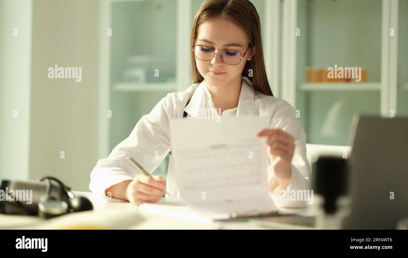 Entries doctor hi-res stock photography and images - Alamy