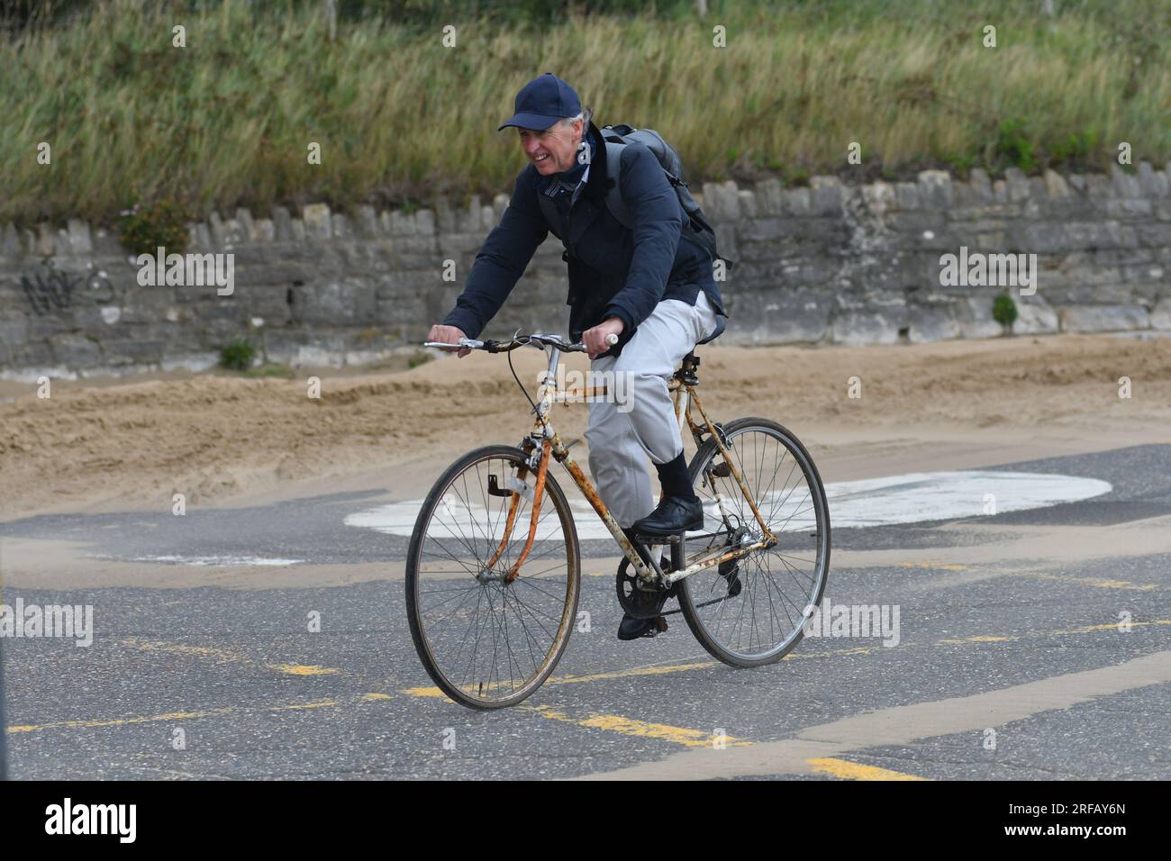 Cycling in wind hi-res stock photography and images - Alamy