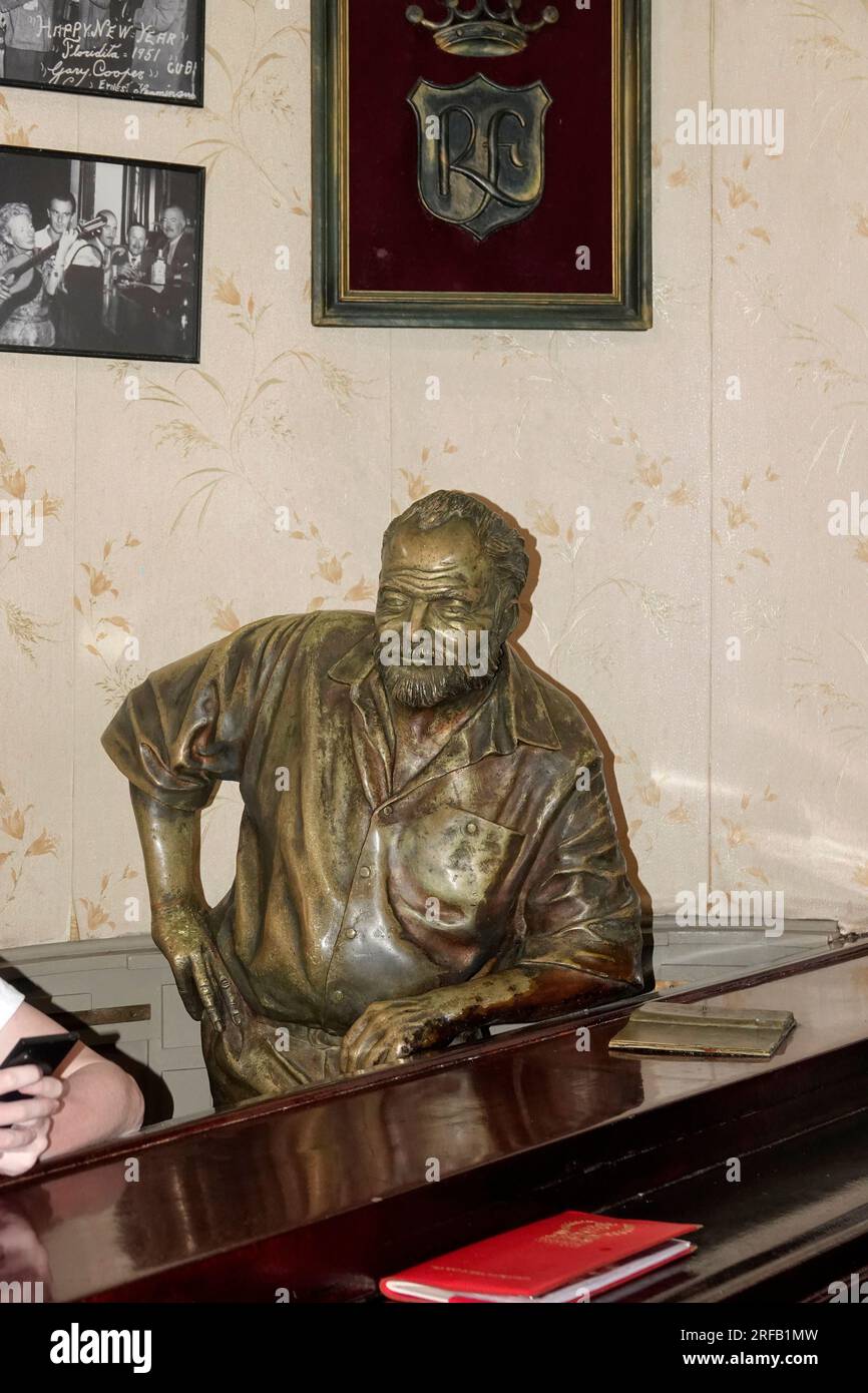 Bronze statue of hemingway hi-res stock photography and images - Alamy