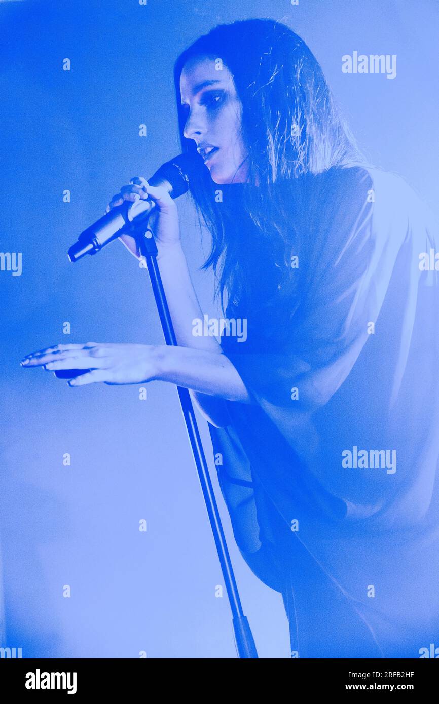 "Banks" female musician and singer from Los Angeles performing at ...