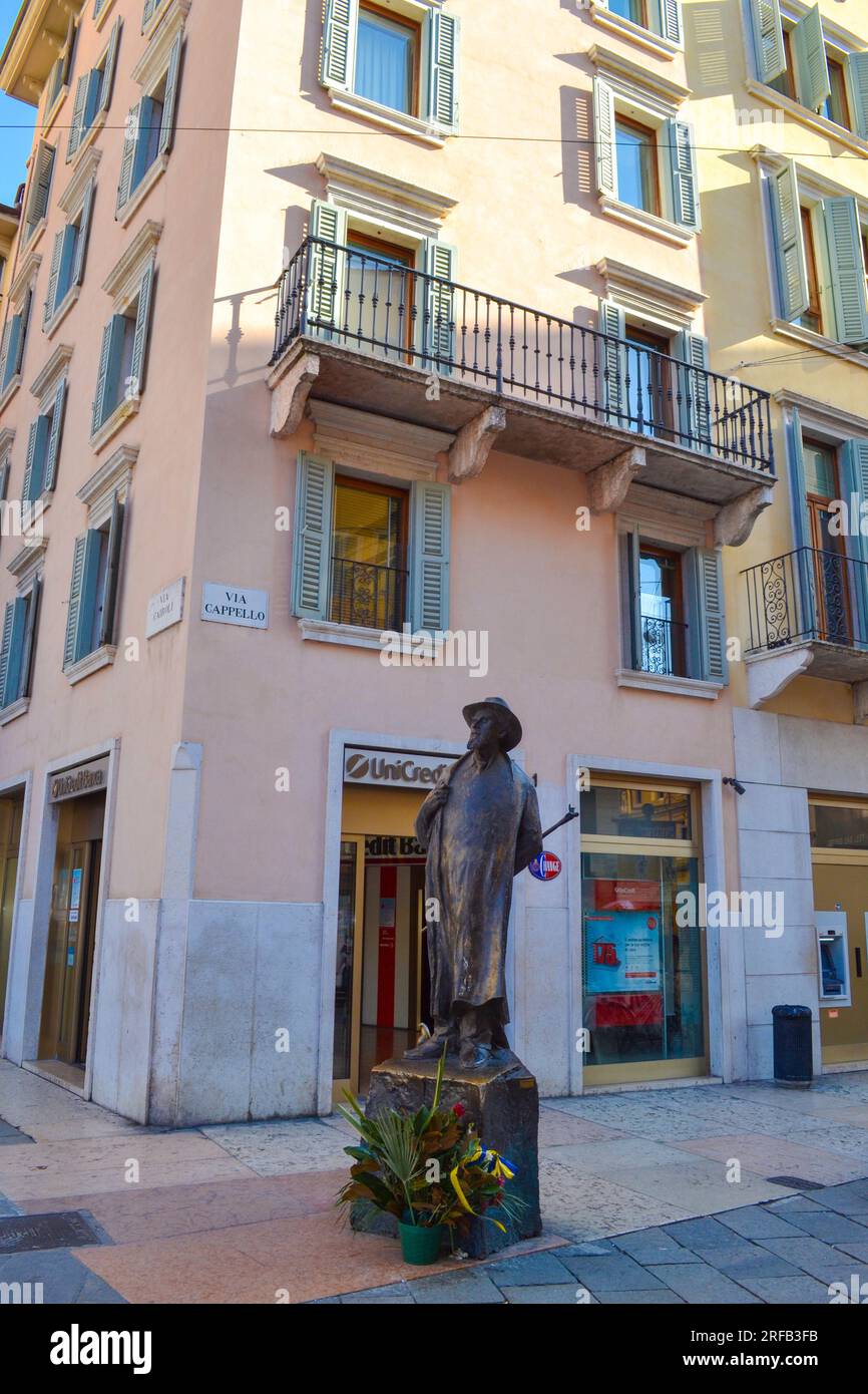 Statue of Berto Barbarani, Piazza delle Erbe, Verona, Italy Stock Photo ...