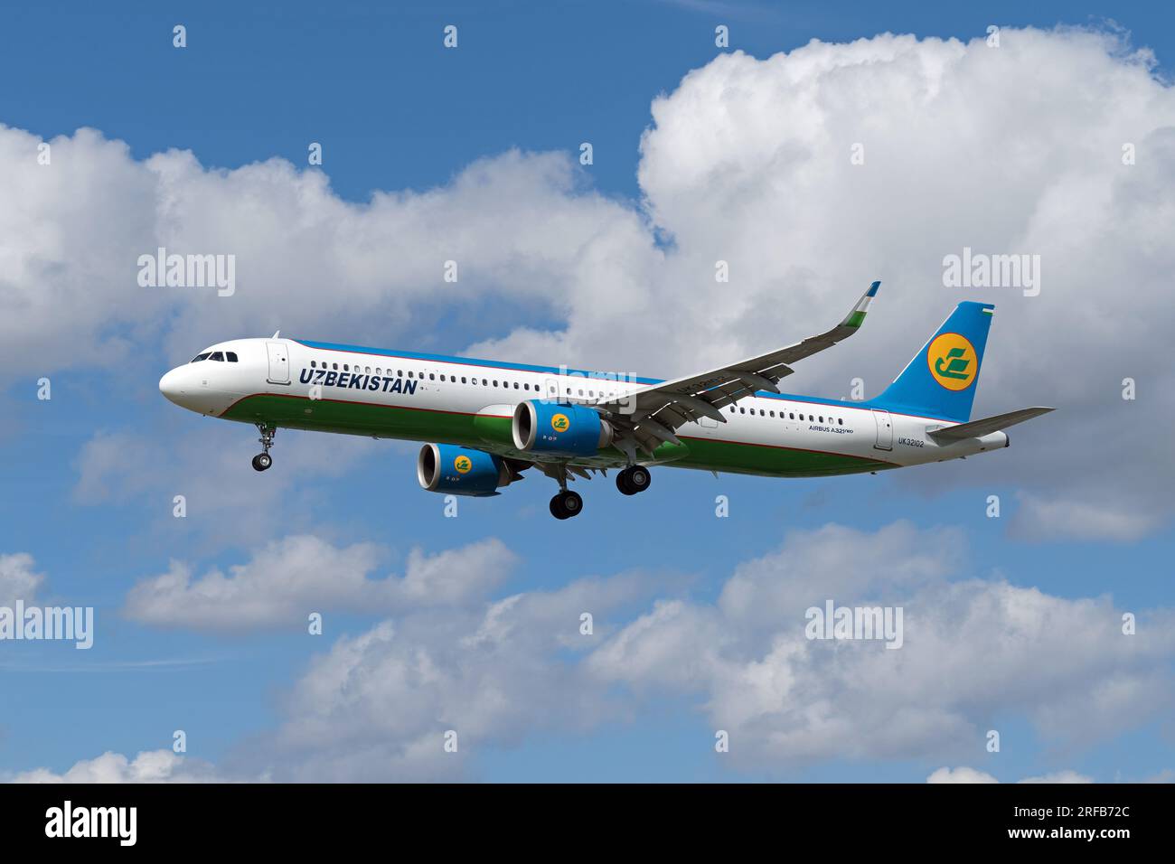 Uzbekistan Airways Airbus A321 plane landing at London's Heathrow ...
