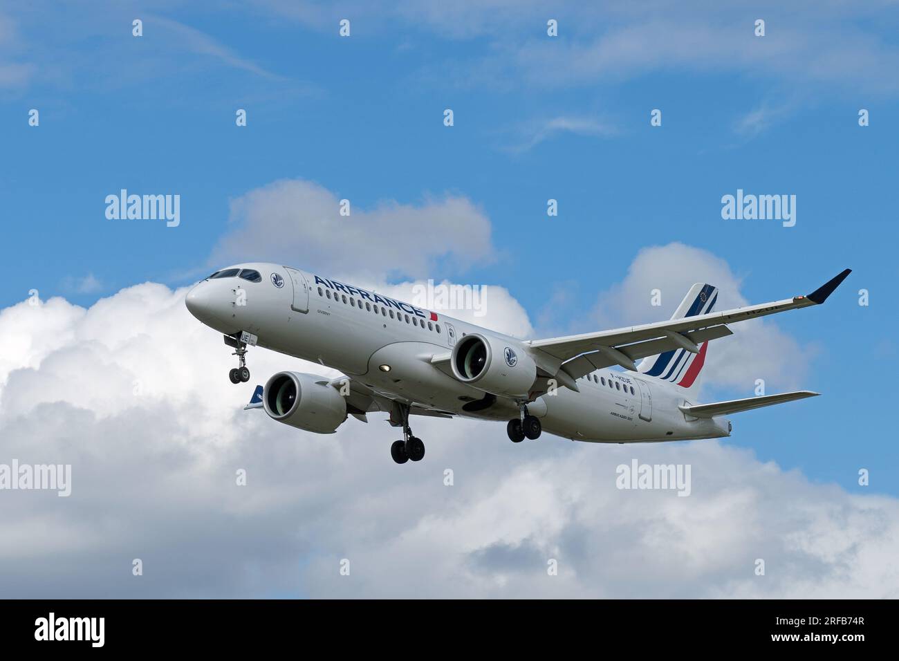 Air France Airbus A320 plane landing at London's Heathrow Airport ...