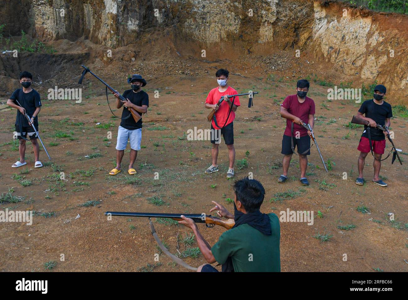 A squad leader trains loading a cartridge into a single-barreled rifle ...