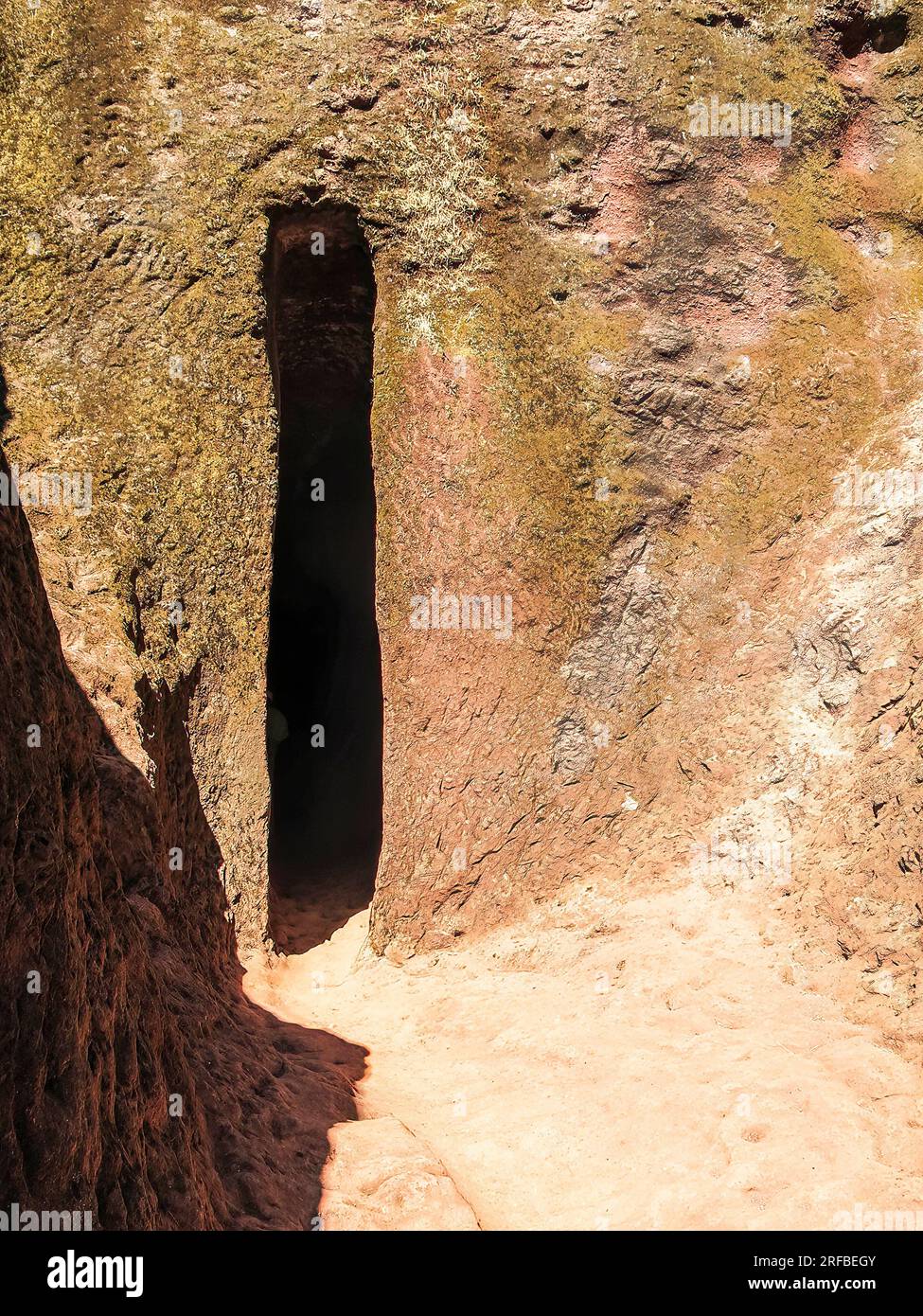 A very narrow entrance Stock Photo - Alamy