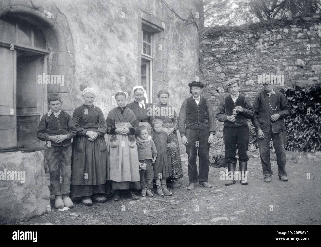 Famille de paysans bretons en costume traditionnel. Bretagne (France ...