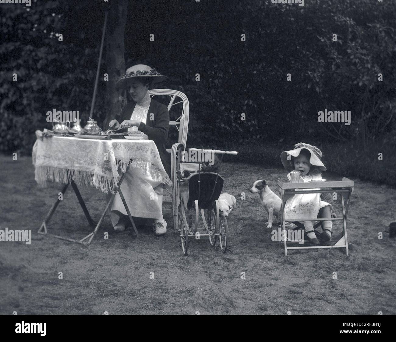 Mere et son enfant, dejeunant dans le jardin (France). Photographie ...