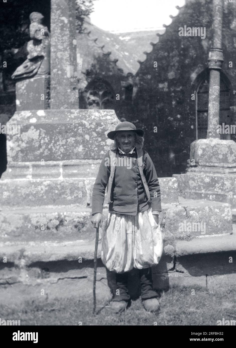 Paysan breton en costume traditionnel. Bretagne (France), photographie ...