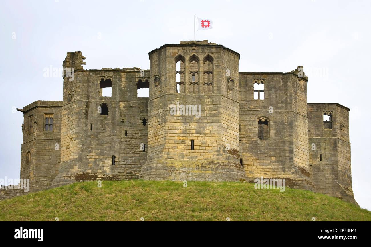 the ruins of the medieval warkworth castle in northumberland Stock ...