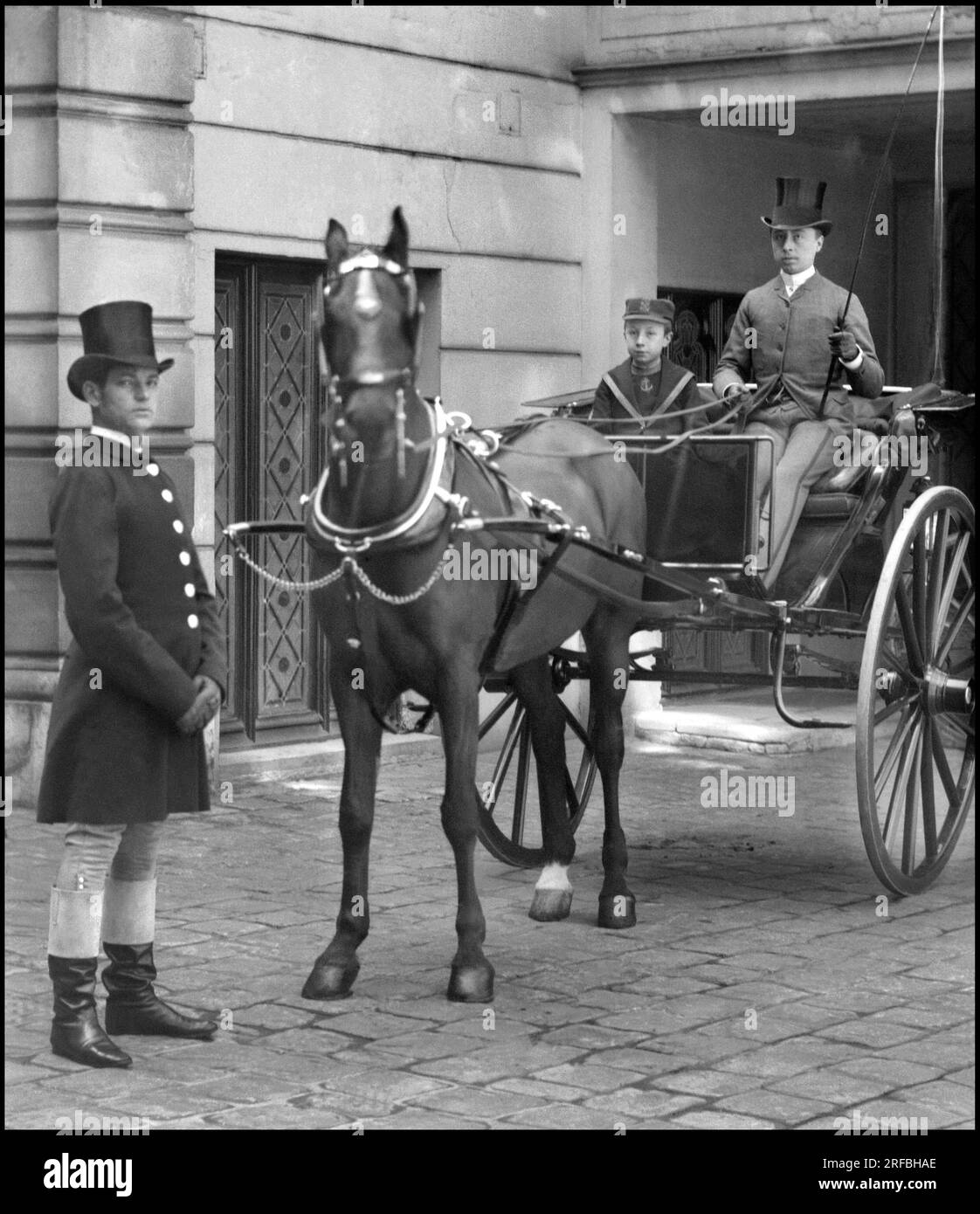 Portrait des cochers et d'un enfant, avec un attelage dans la cour du ...