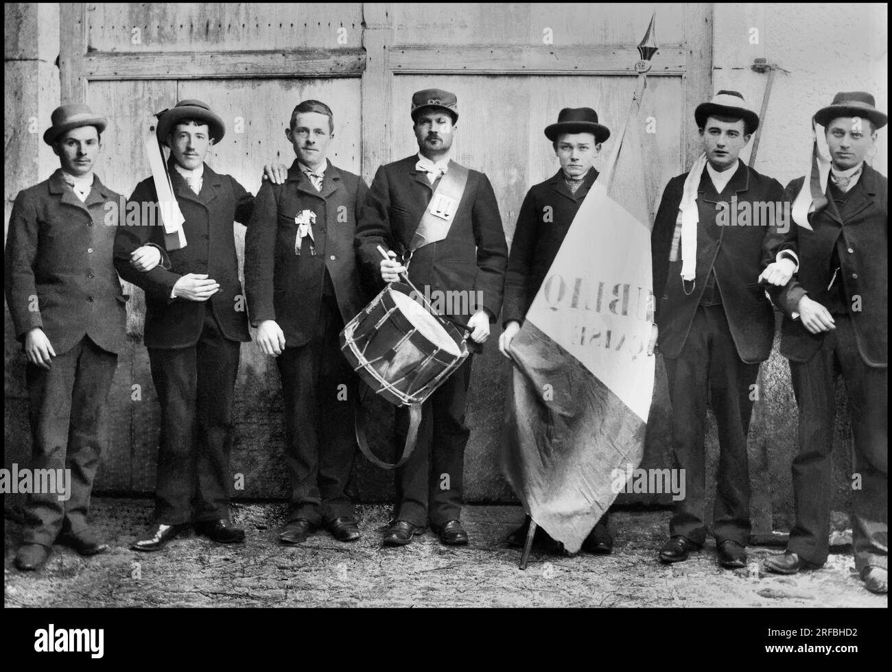 Portrait d'un groupe de conscrits, portant la cocarde et le drapeau ...