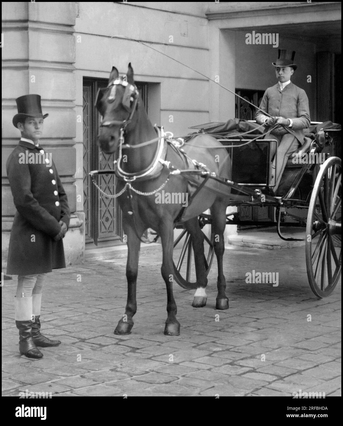 Portrait des cochers, avec un attelage dans la cour du domicile ...