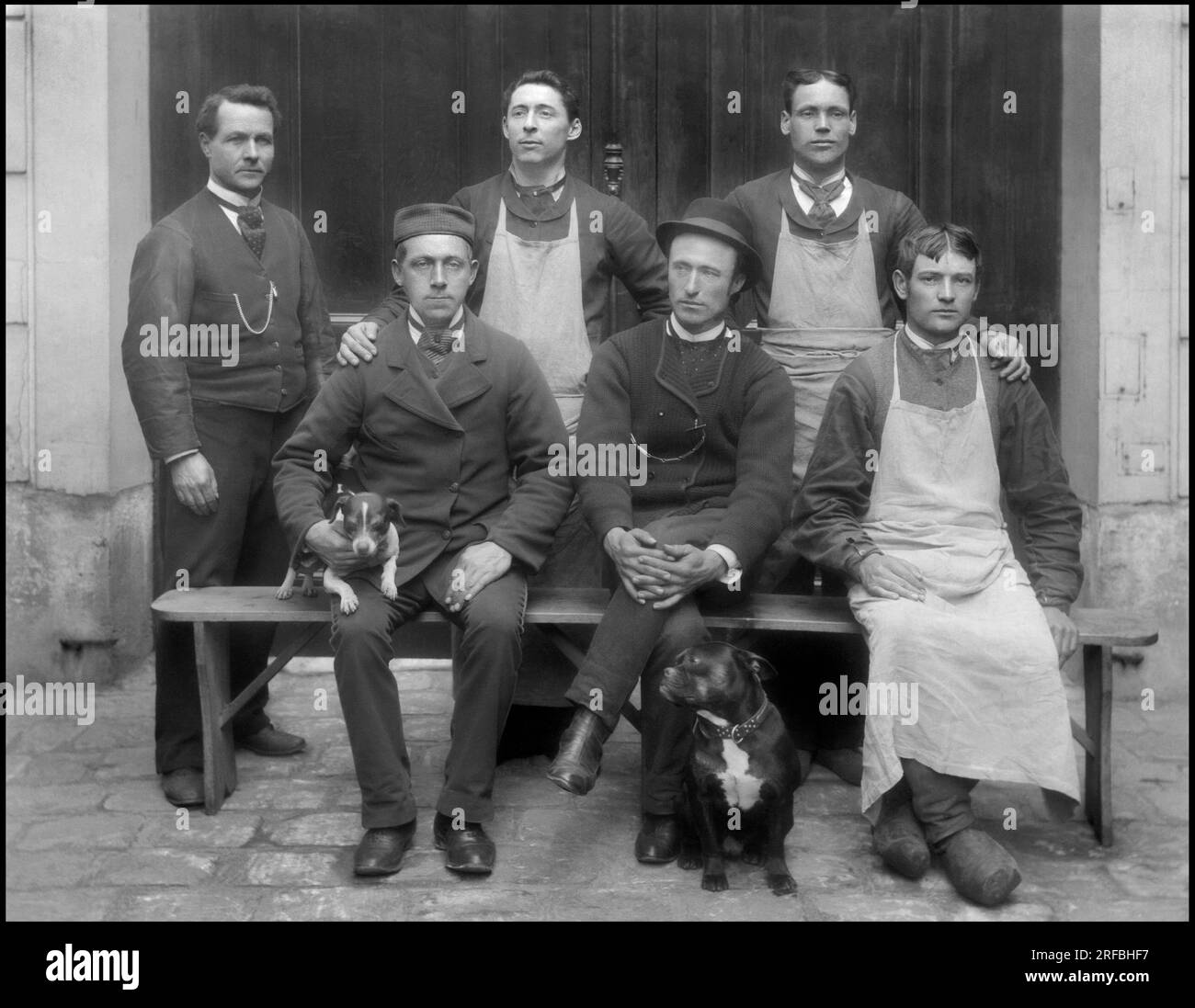 Portrait d'un groupe d'hommes, les domestiques et les employes du comte ...