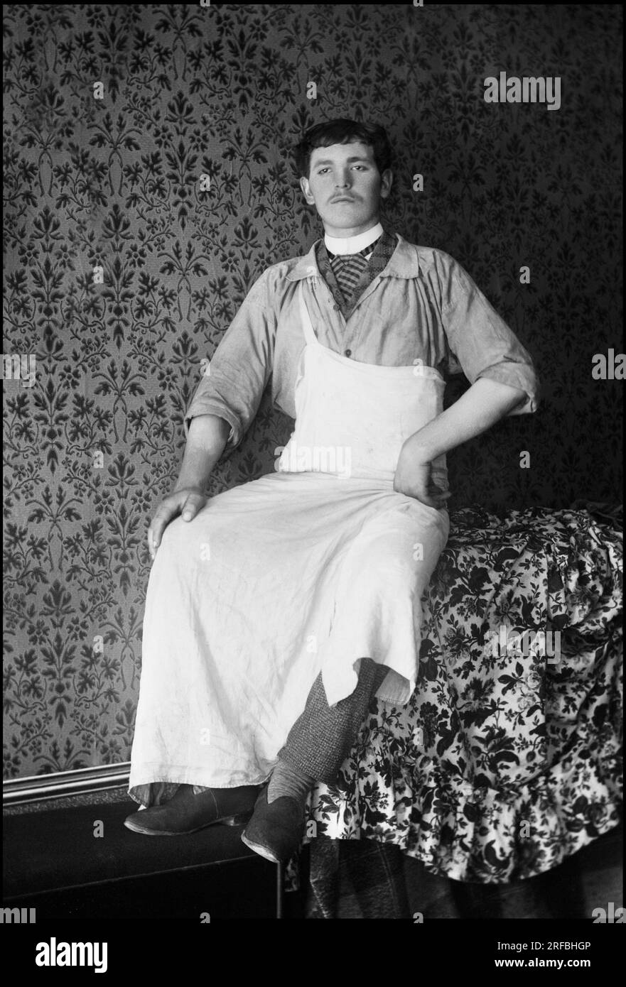 Portrait d'un jeune homme avec blouse et tablier, a l'abbaye de ...
