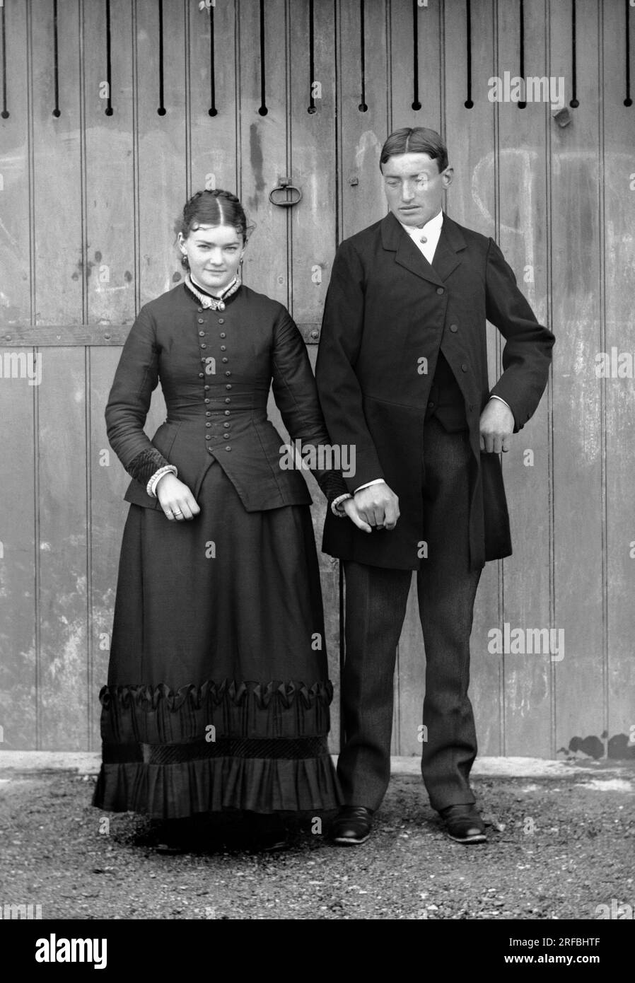 Couple endimanche pour celebrer la premiere communion de leur fils ...