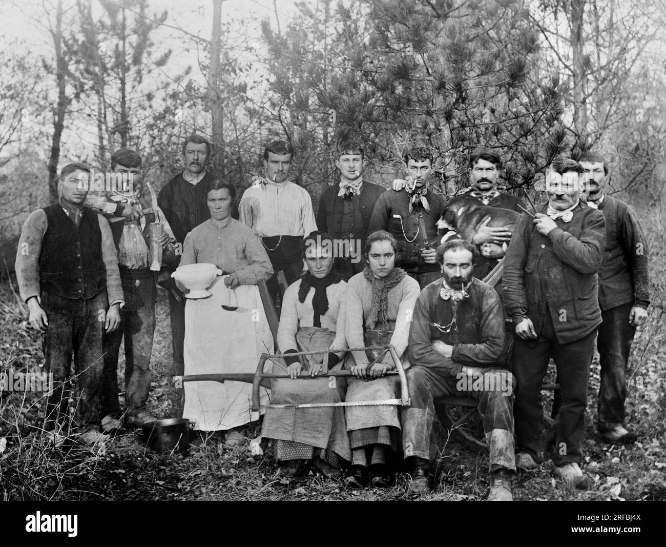 Campement de bucherons avec leur famille, region de Chaumont, Haute ...