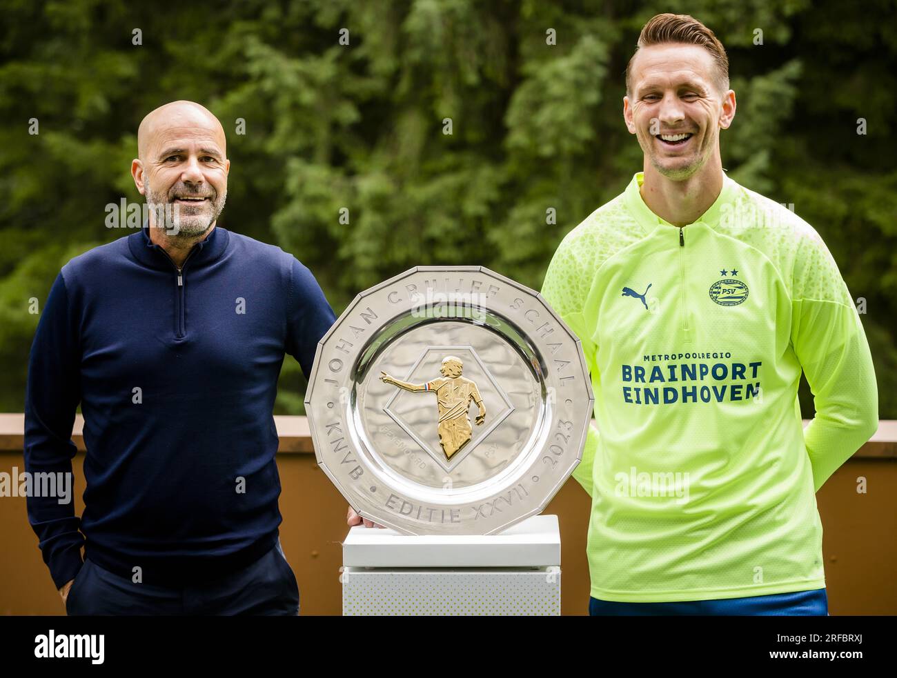 ZEIST - Trainer Peter Bosz (PSV) and captain Luuk de Jong (PSV) pose ...