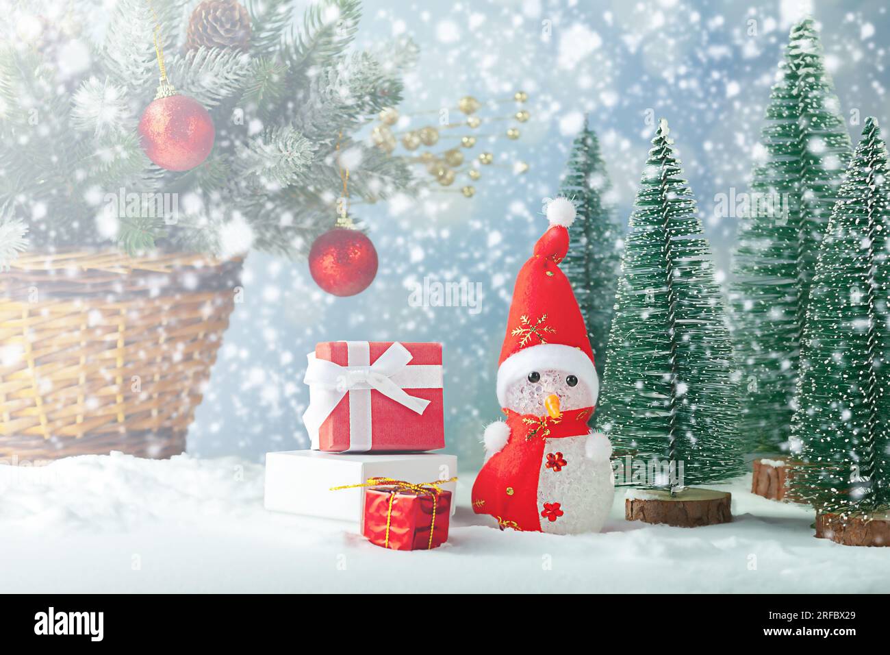 Christmas presents, Christmas tree and snow. Christmas background Stock ...