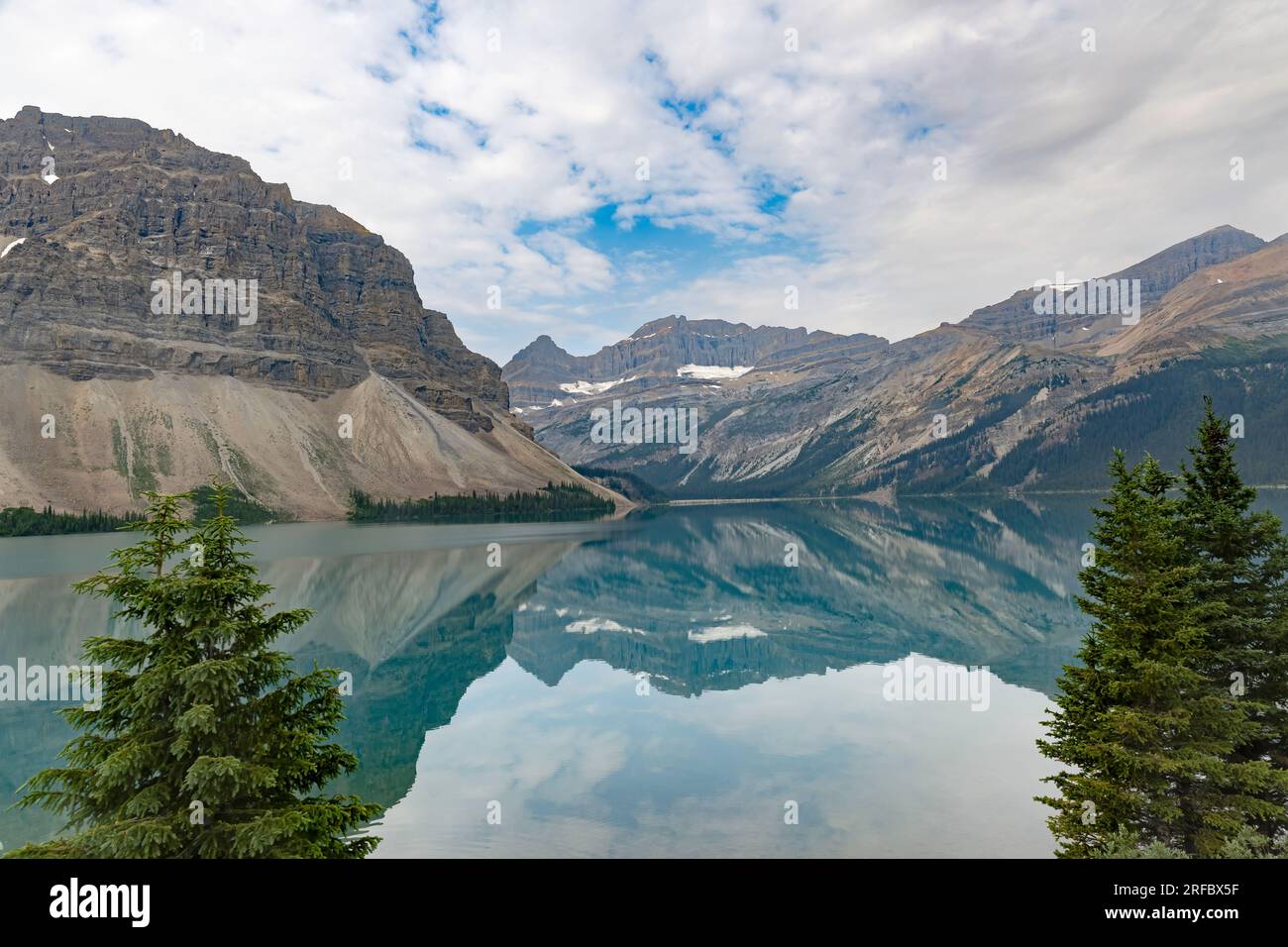 Bow Lake Water Reflection, Icefileds Parkway, Banff National Park ...