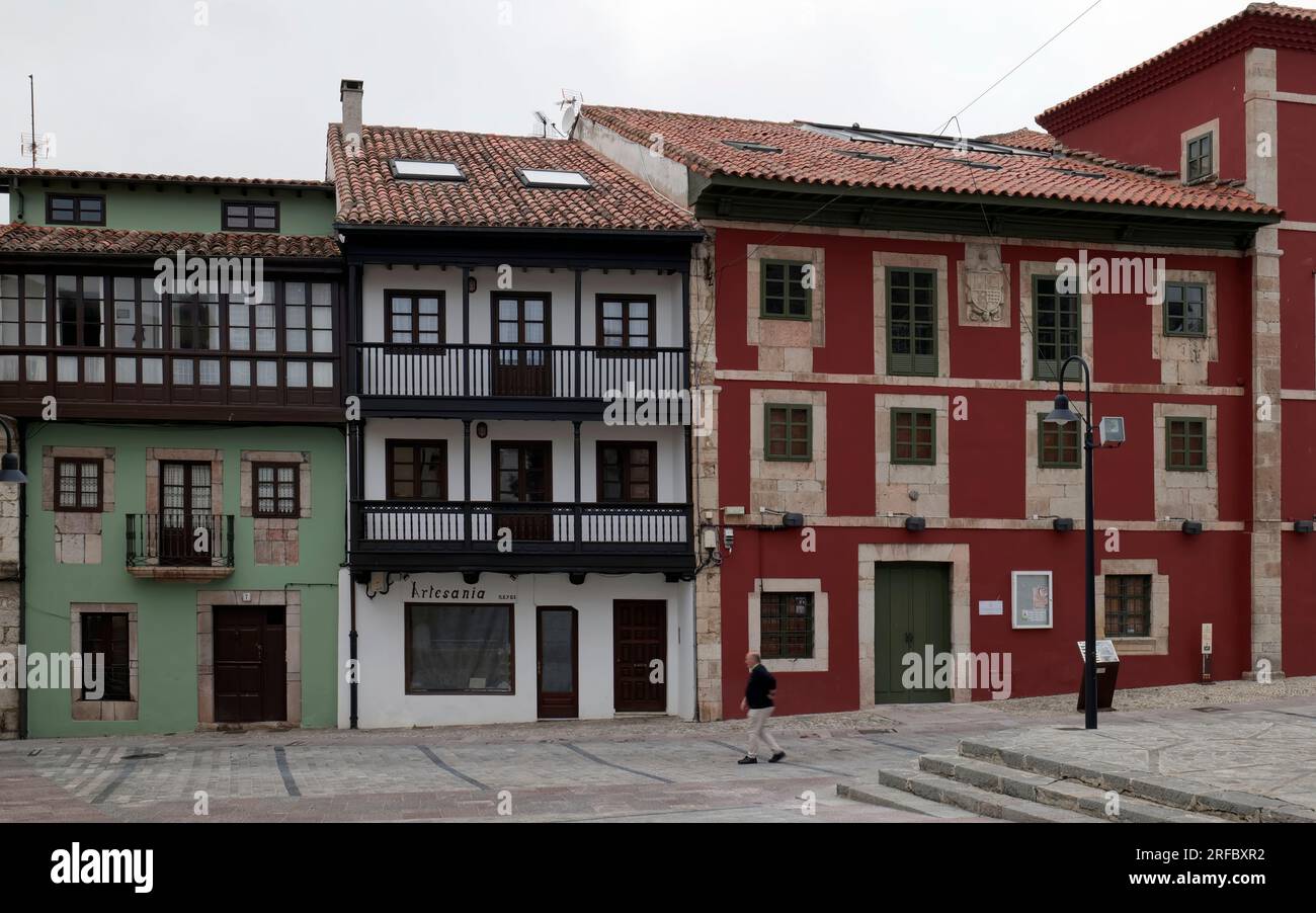 old houses in Plaza Cristo Rey, Llanes,Asturias, Costa Verde (Green ...
