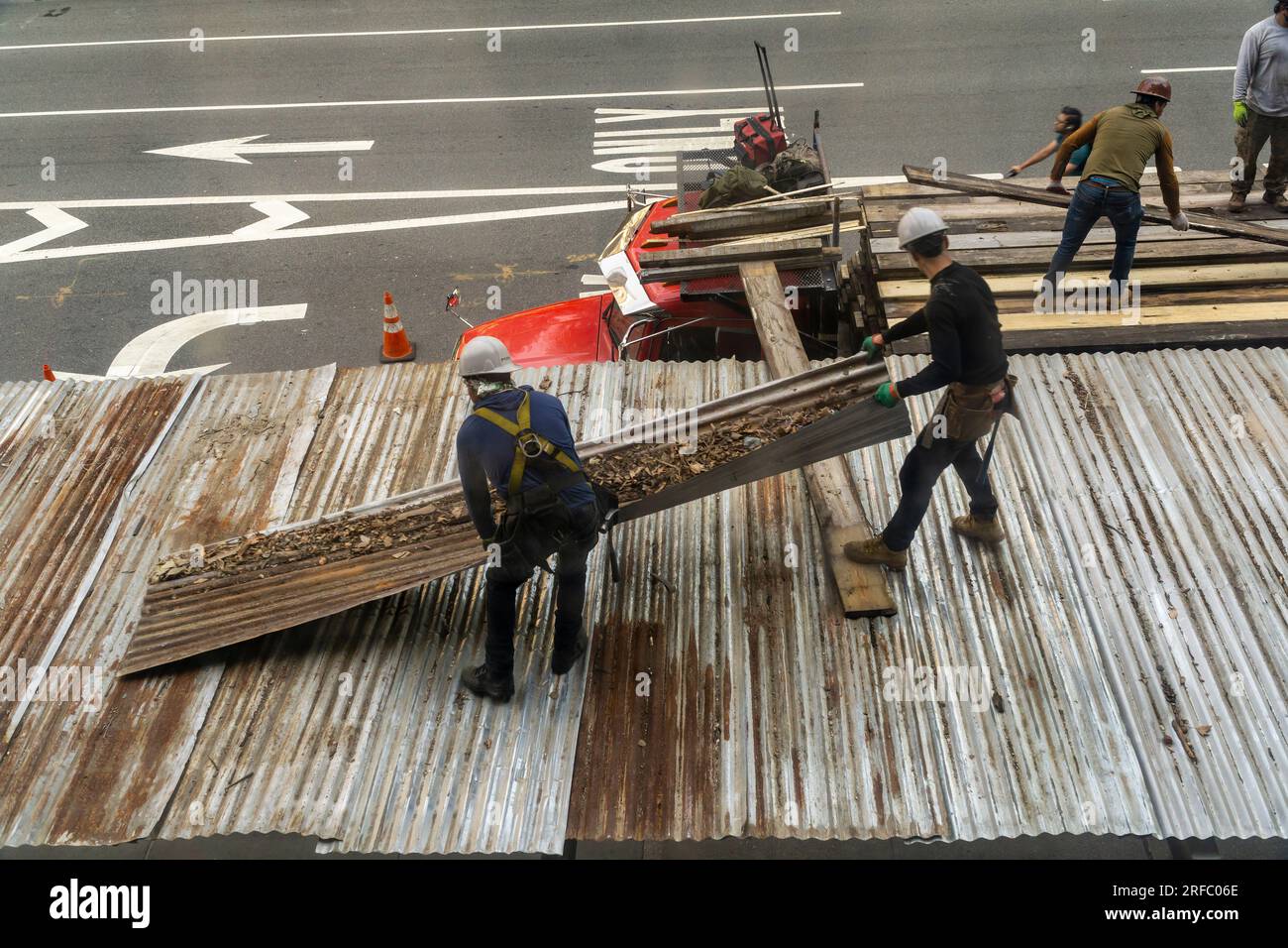 Scaffolding removal hi-res stock photography and images - Alamy