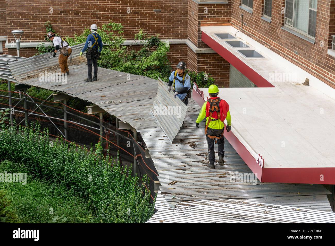 Scaffolding removal hi-res stock photography and images - Alamy