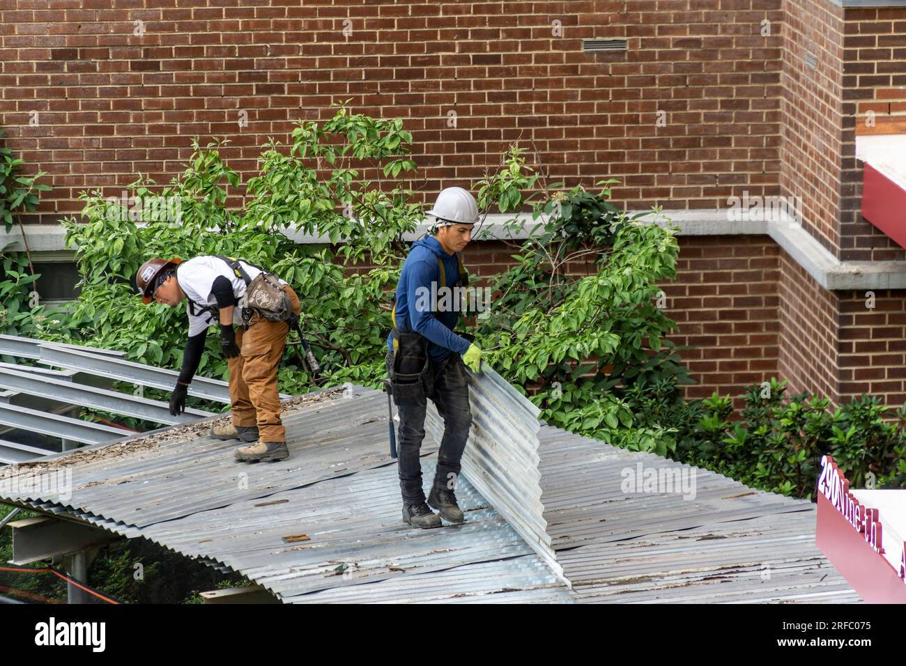 Scaffolding removal hi-res stock photography and images - Alamy