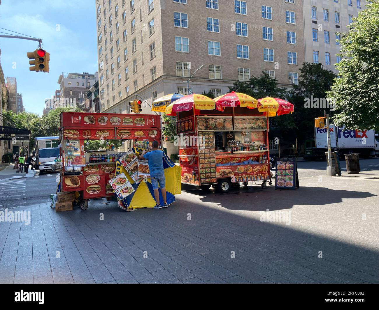 Outside the metropolitan museum of art hi-res stock photography and ...