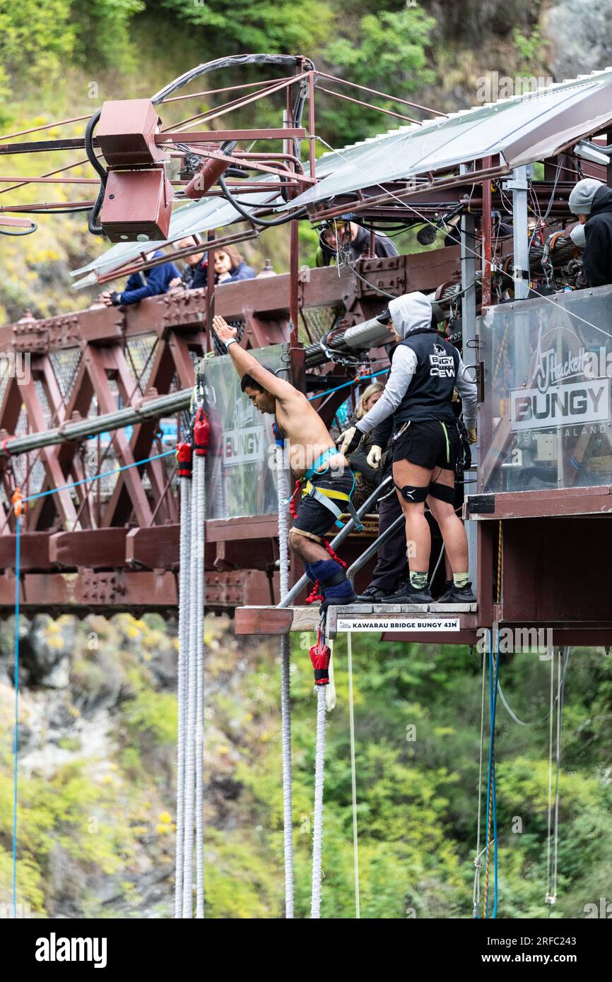 Bungy Jumping from the Kawarau Bridge bungy birthplace over the Kawarau ...