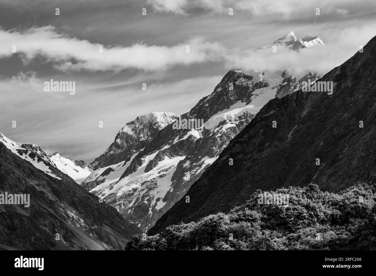 The beautiful summit peak of Aoraki / Mount Cook Region of South Island ...