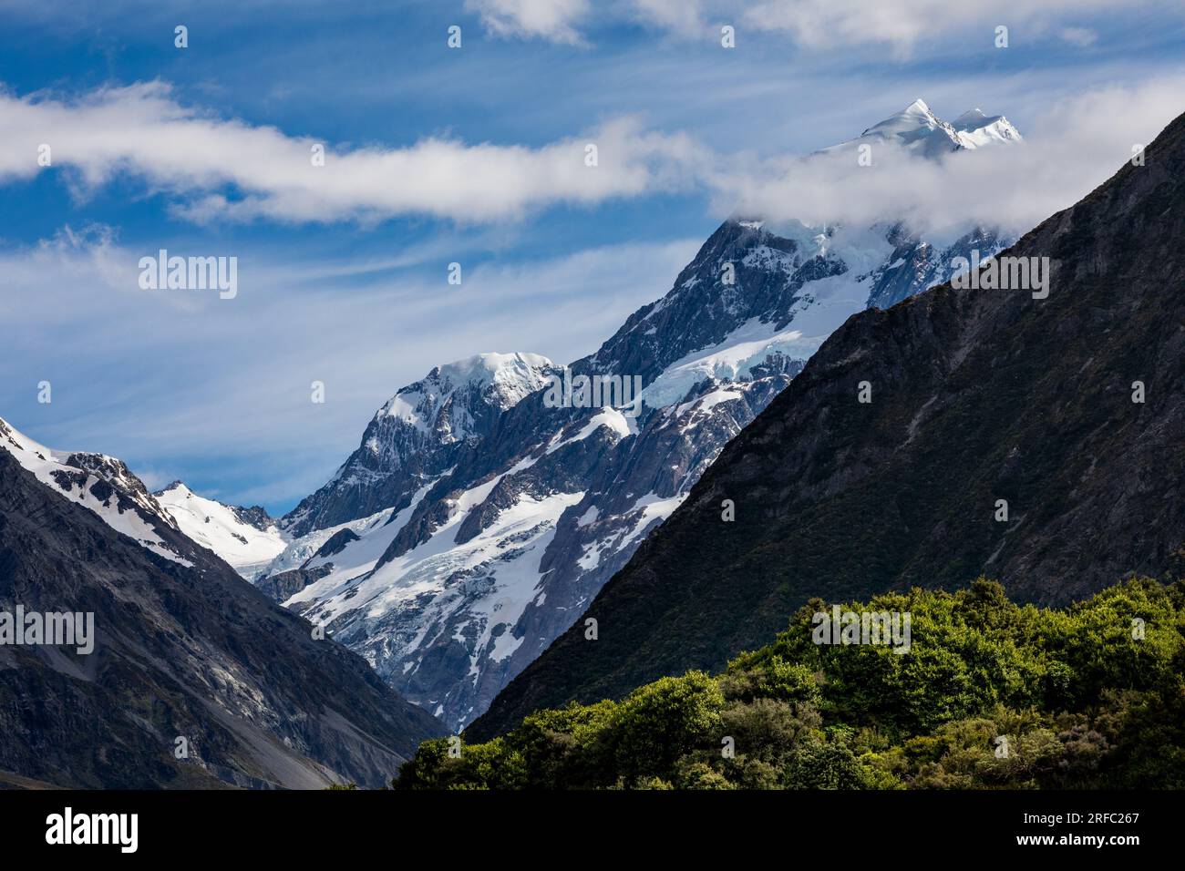 The beautiful summit peak of Aoraki / Mount Cook Region of South Island ...