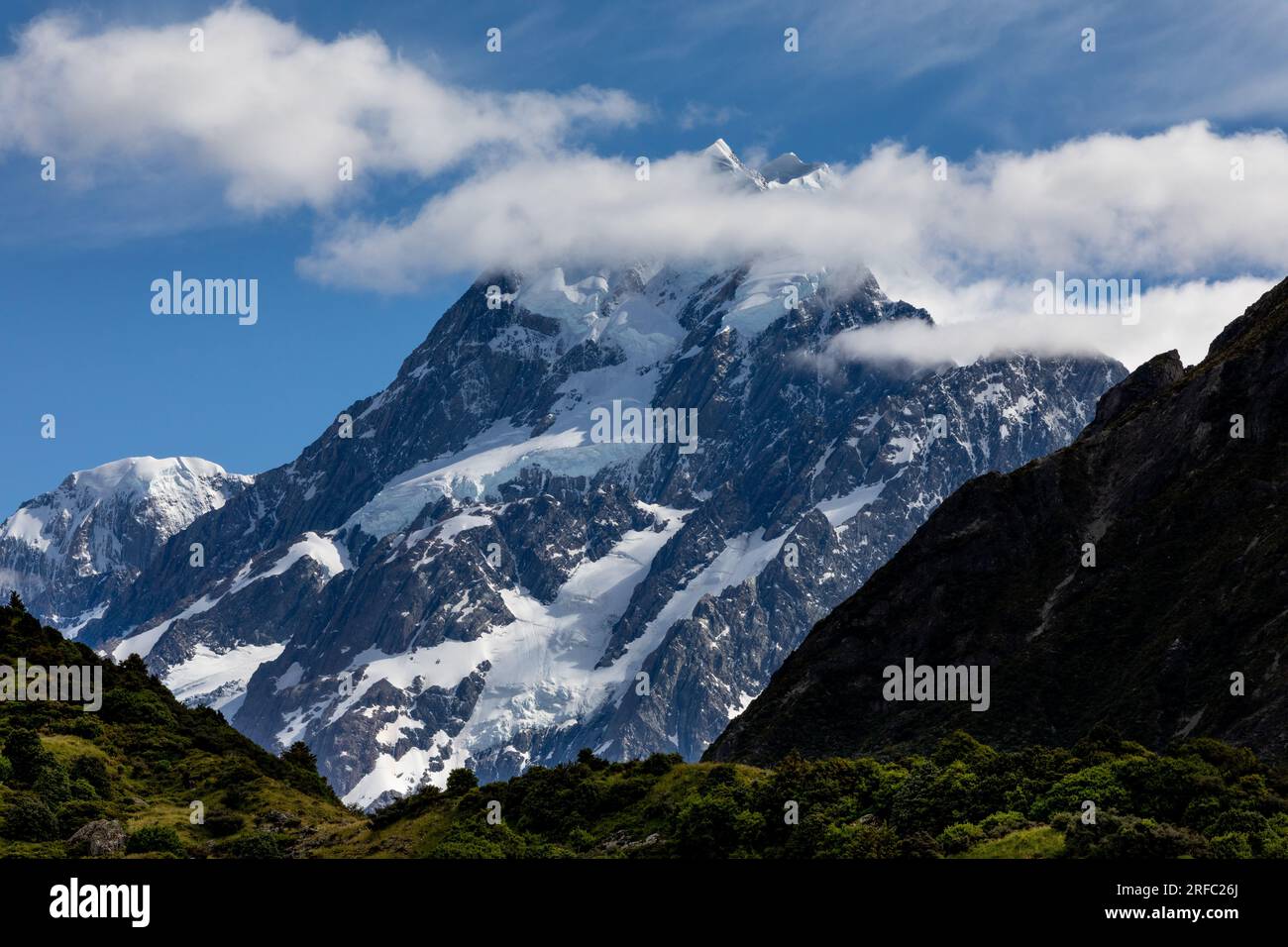 The beautiful summit peak of Aoraki / Mount Cook Region of South Island ...