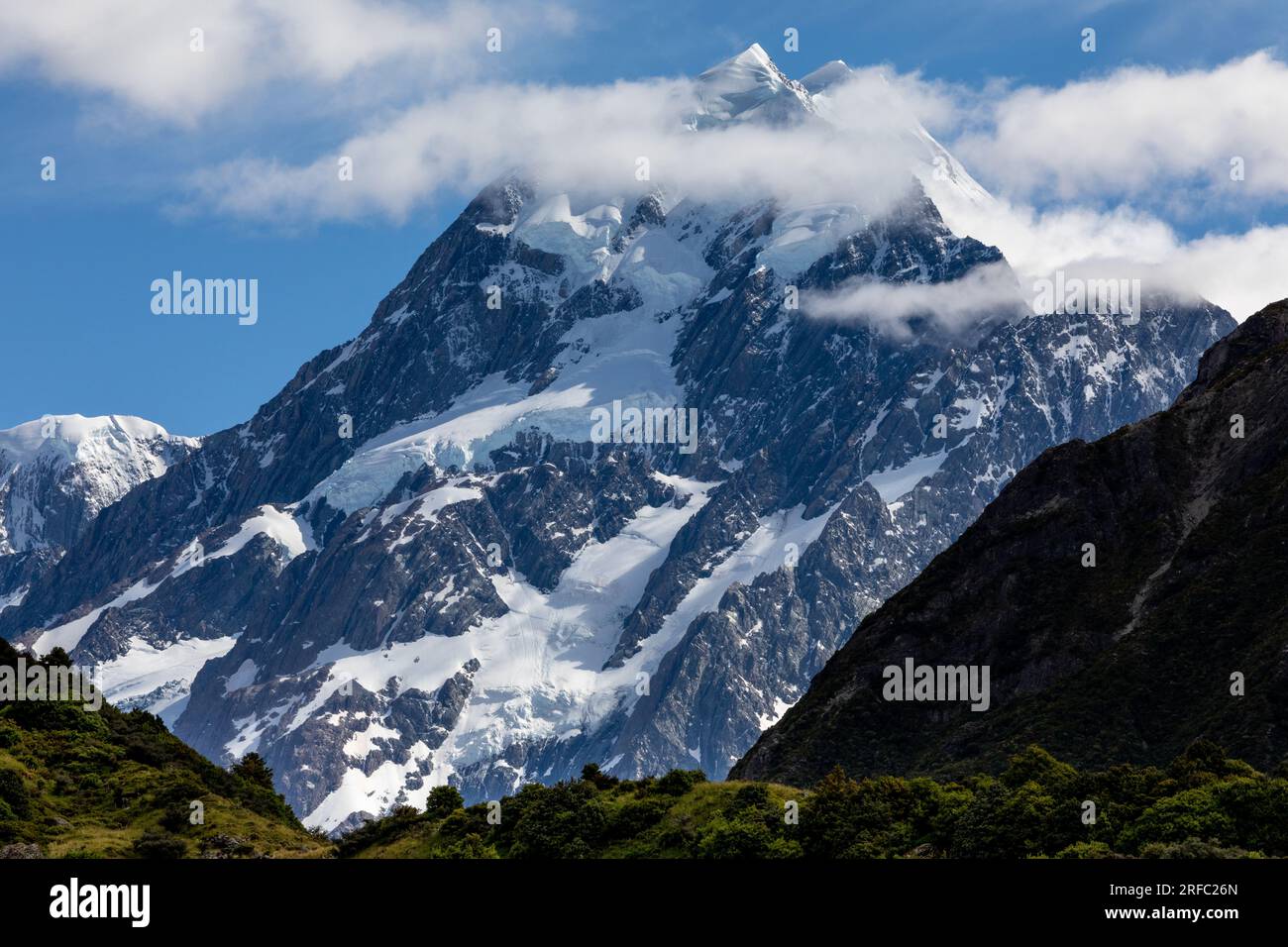 The beautiful summit peak of Aoraki / Mount Cook Region of South Island ...