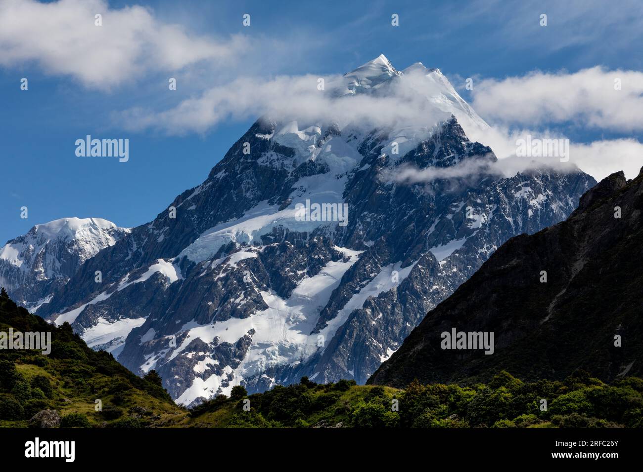 The beautiful summit peak of Aoraki / Mount Cook Region of South Island ...