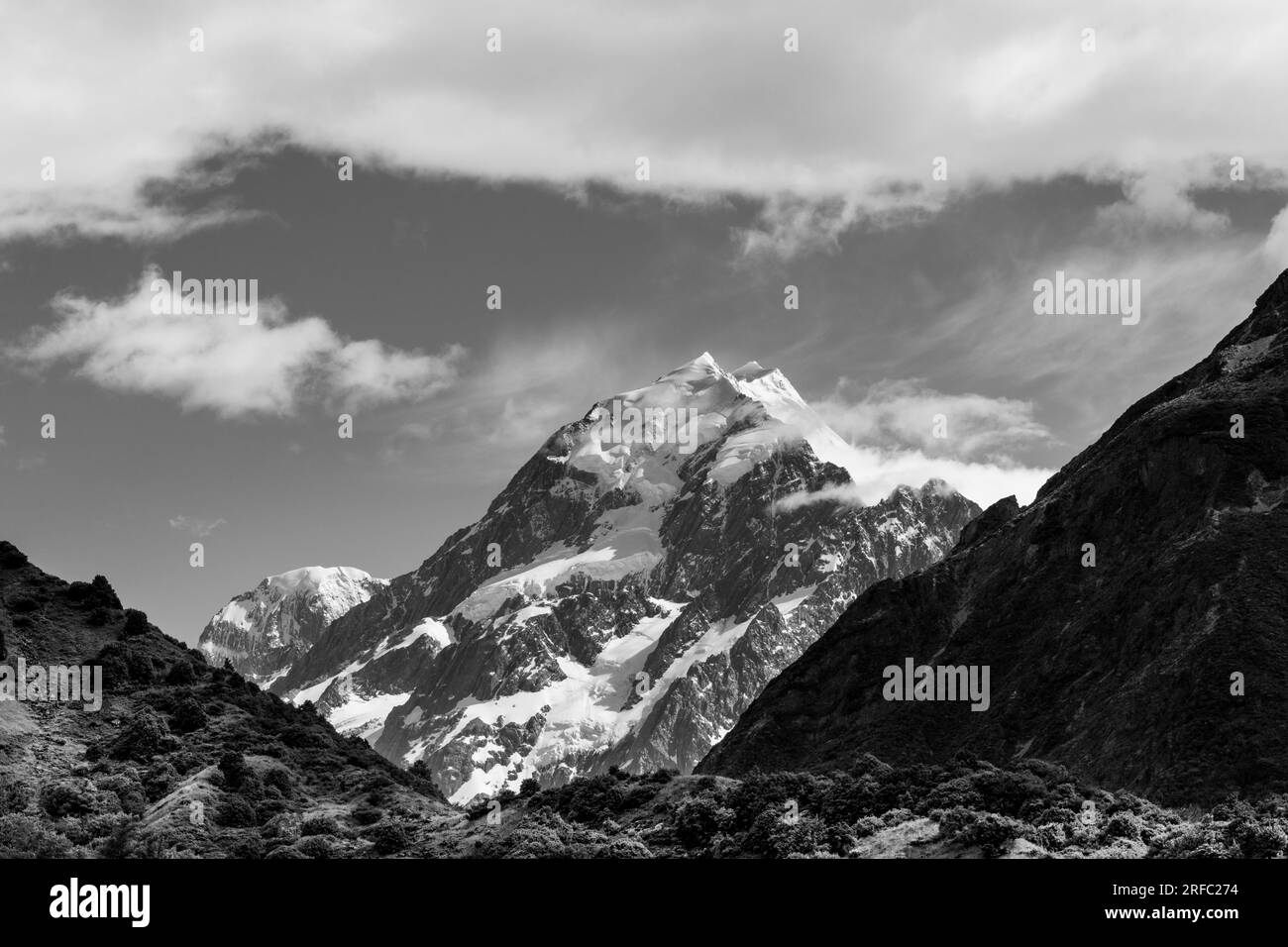 The beautiful summit peak of Aoraki / Mount Cook Region of South Island ...
