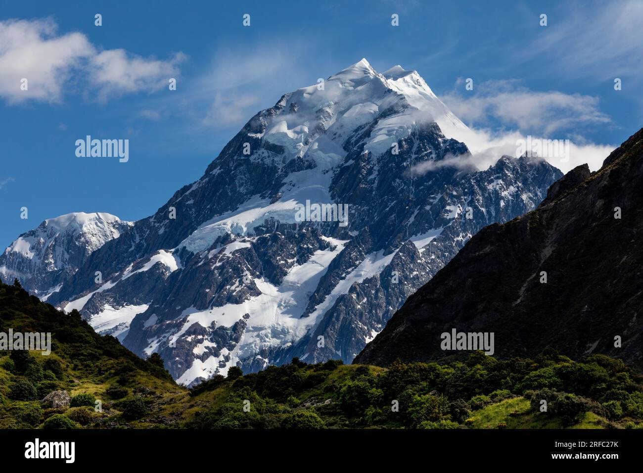 The beautiful summit peak of Aoraki / Mount Cook Region of South Island ...