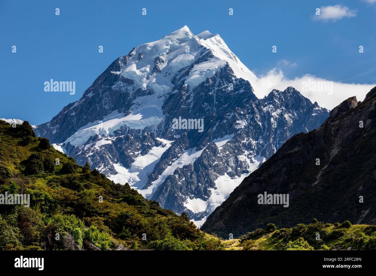 The beautiful summit peak of Aoraki / Mount Cook Region of South Island ...