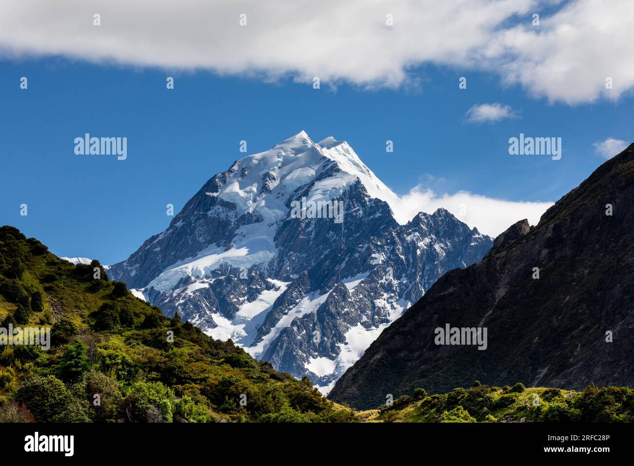 The beautiful summit peak of Aoraki / Mount Cook Region of South Island ...