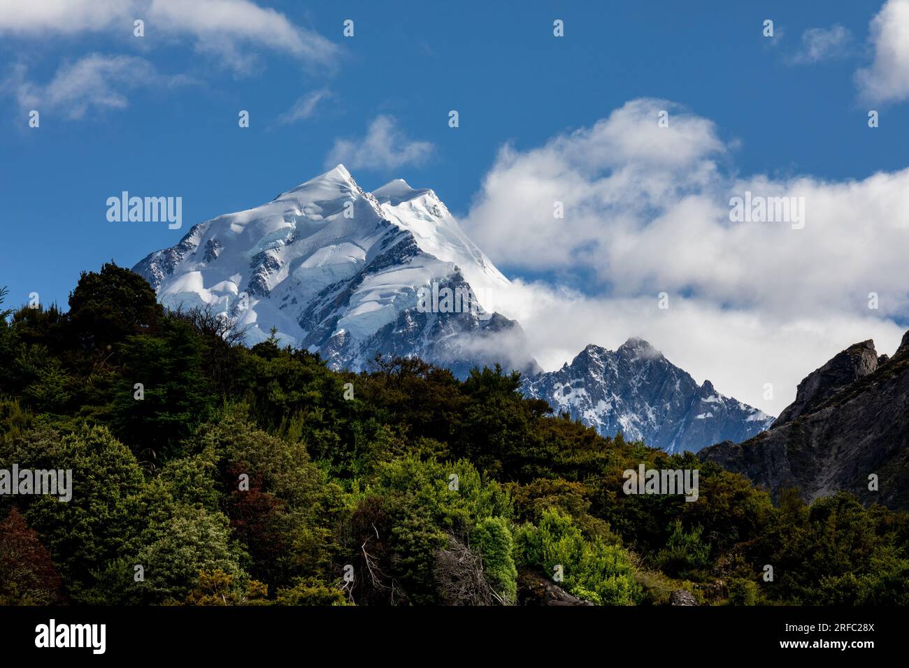 The beautiful summit peak of Aoraki / Mount Cook Region of South Island ...